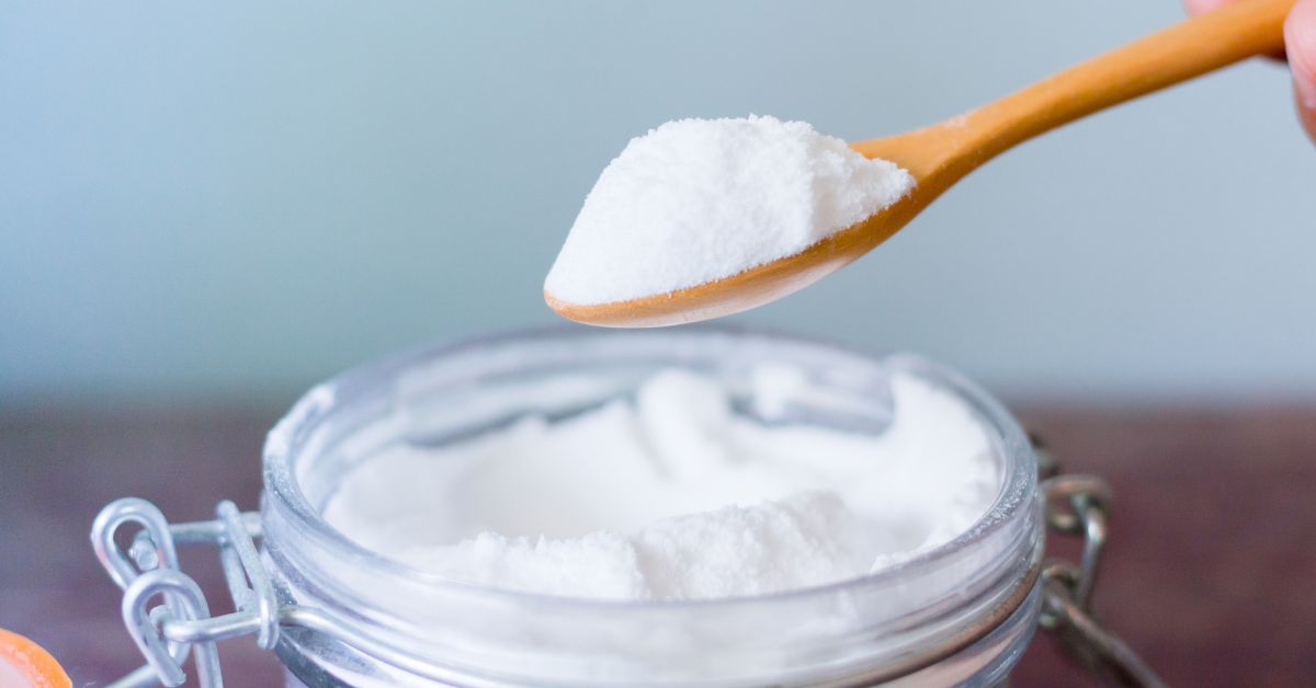 Baking soda for teeth whitening yes or no Mauro Savio